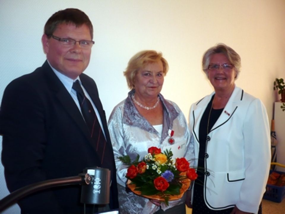 Verleihung der Verdienstmedaille an Edelgard Dobitz - DRK-Kreisverband ...